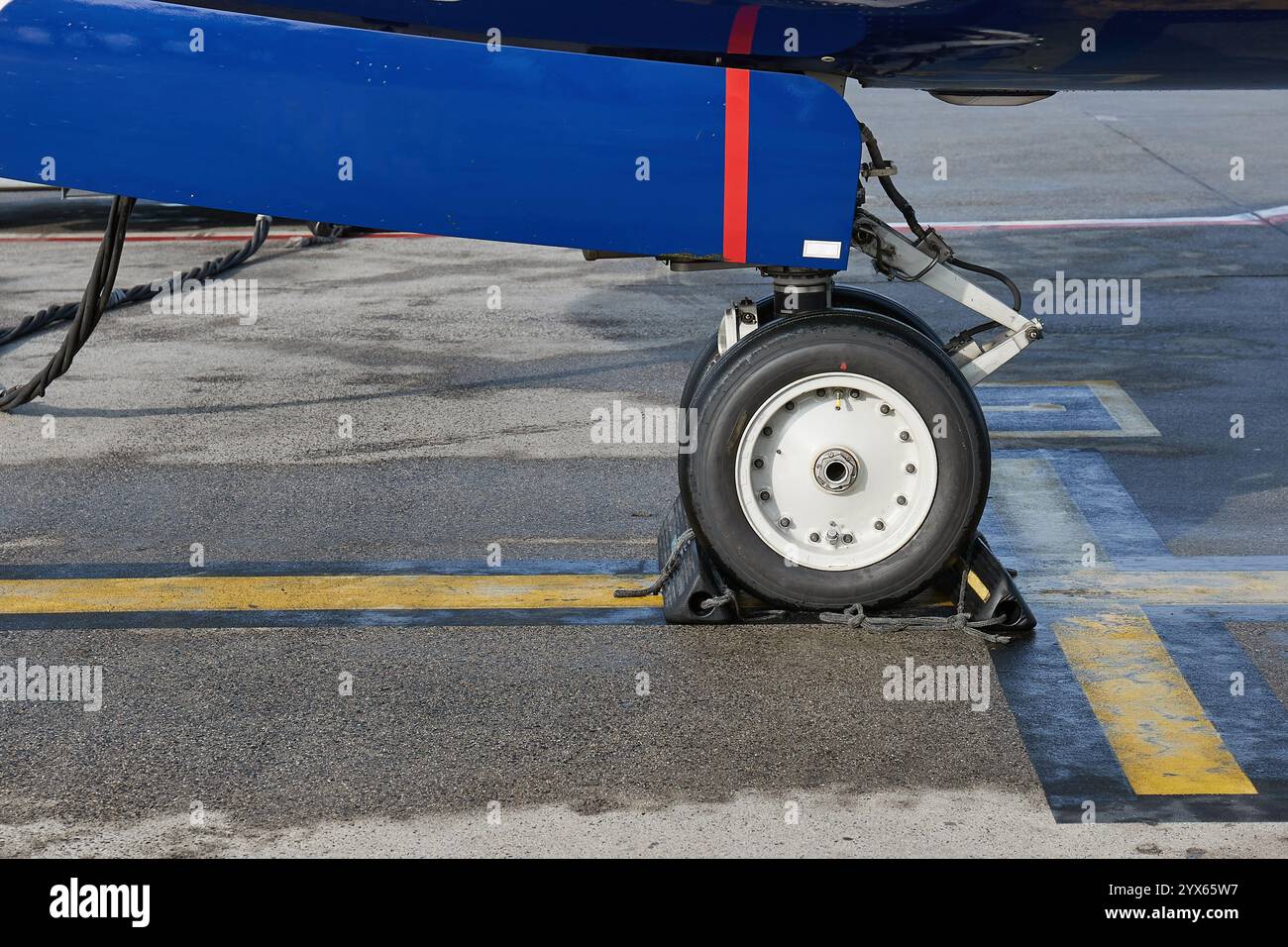 Airport nose wheel aircraft hi-res stock photography and images - Alamy