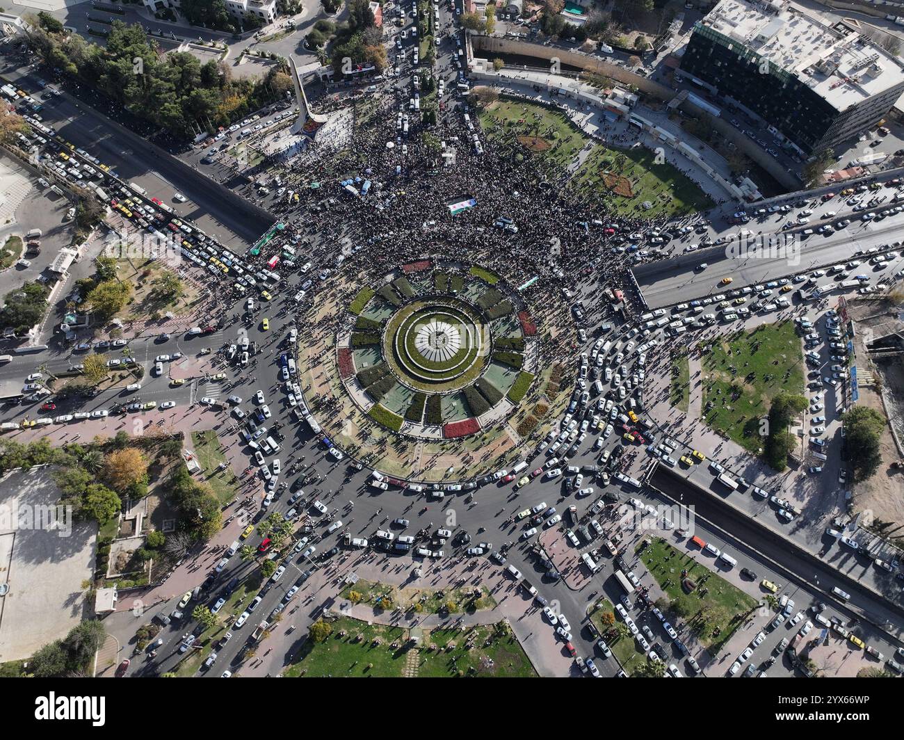 People gather at the mosque and its surroundings with Syrian revolution ...