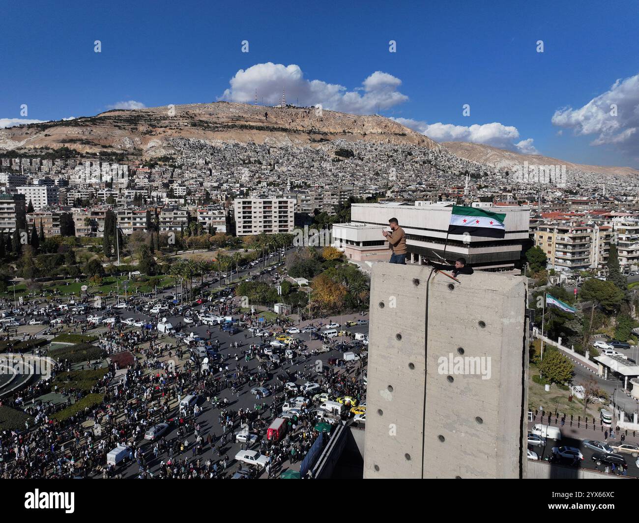 People gather at the mosque and its surroundings with Syrian revolution ...