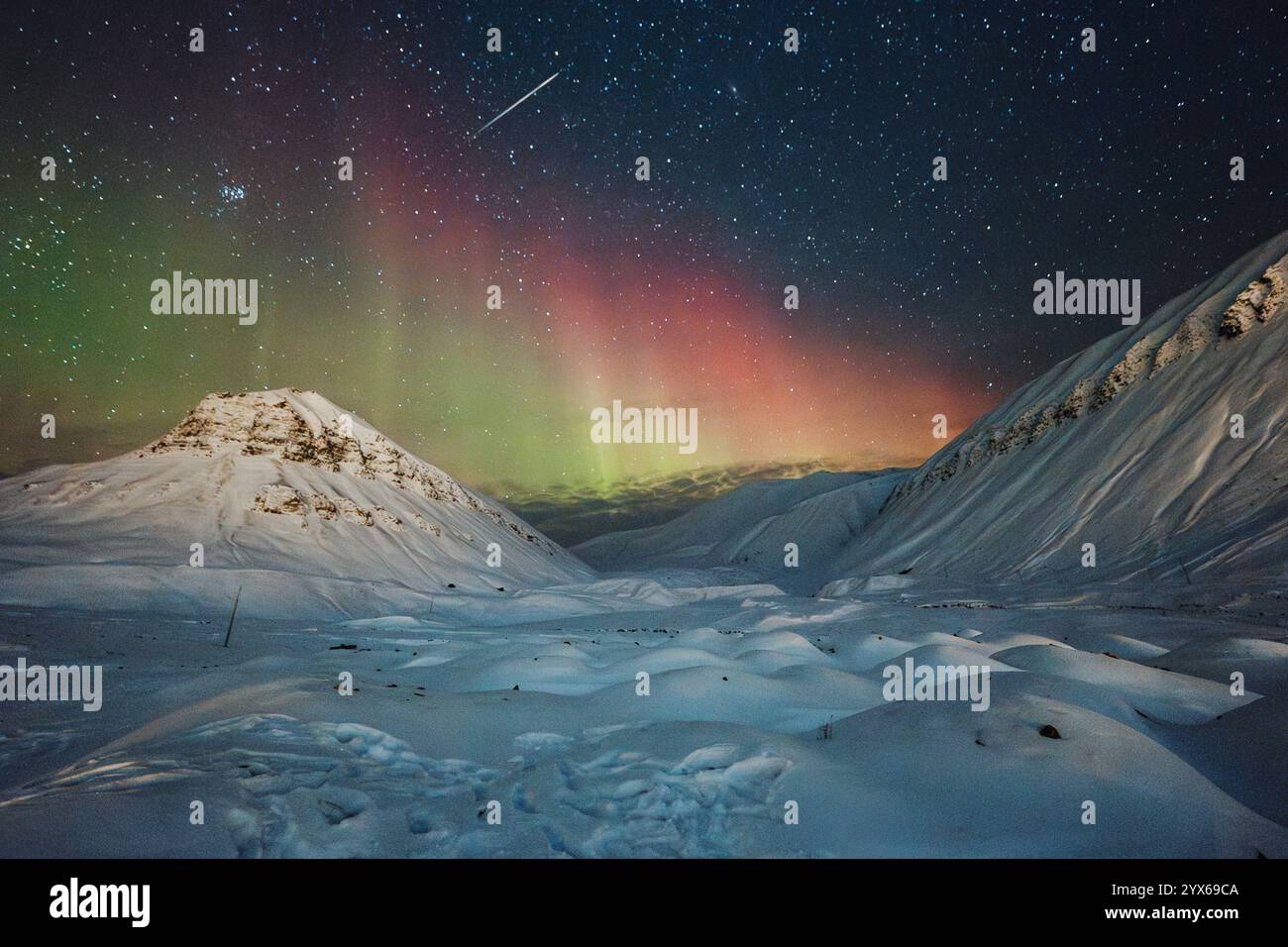 Northern lights over snowy valley next to Sarkofagen, Longyearbyen ...