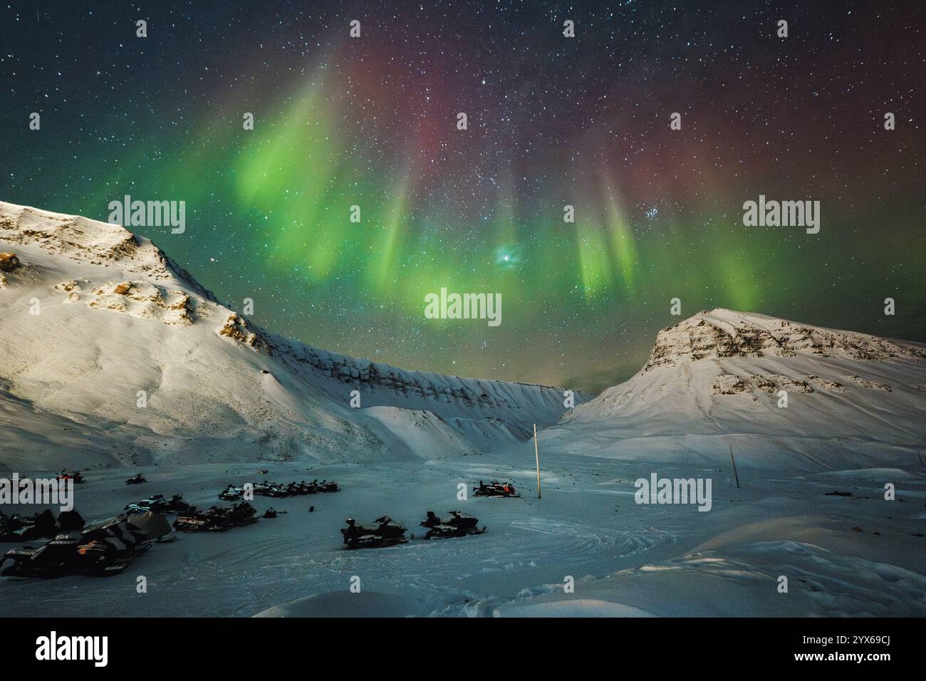 Aurora borealis over Sarkofagen and glacier, Longyearbyen, Svalbard ...