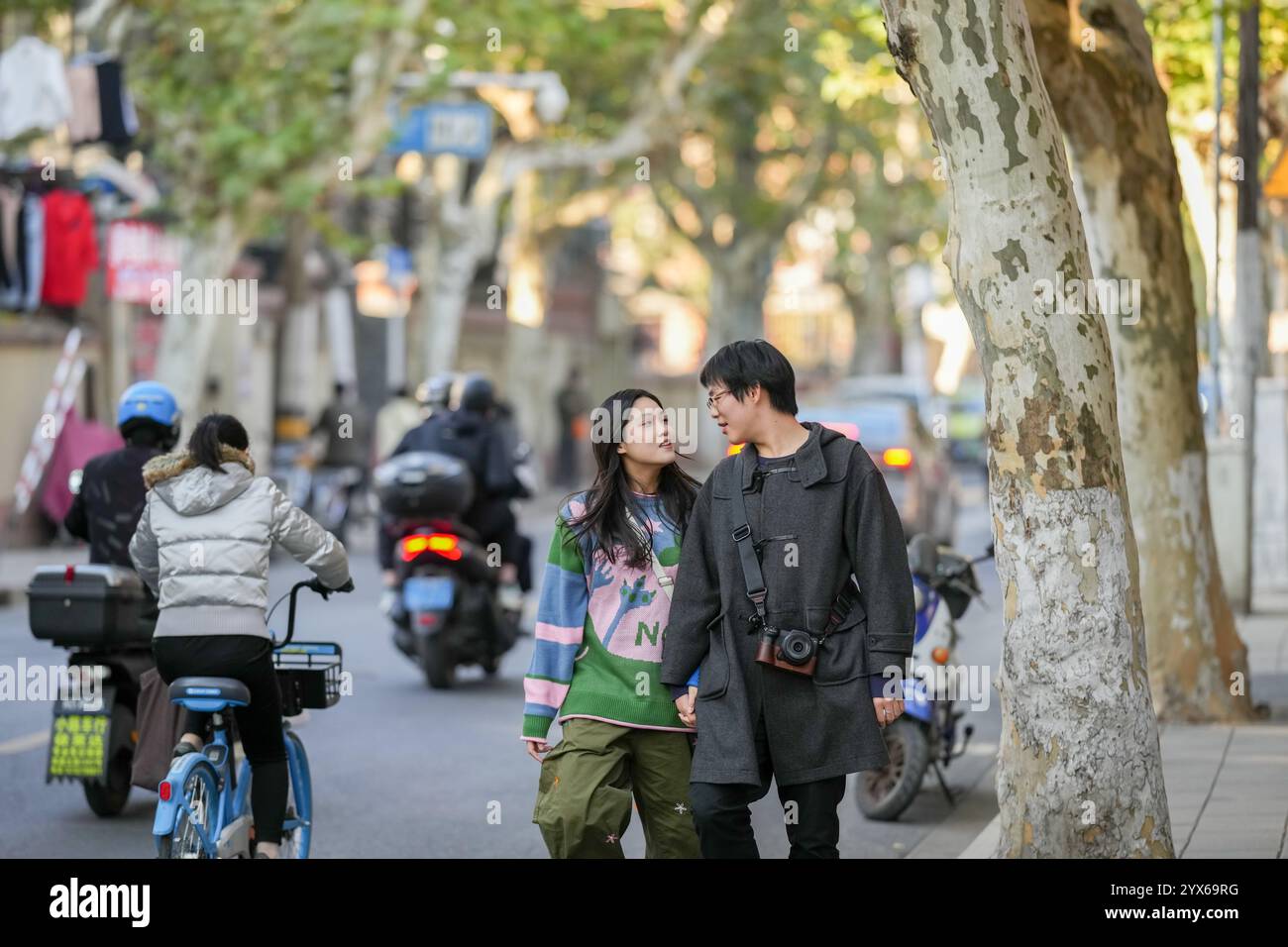 Young asian couple walks hi-res stock photography and images - Alamy