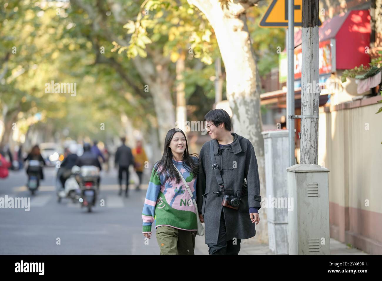 Young asian couple walks hi-res stock photography and images - Alamy