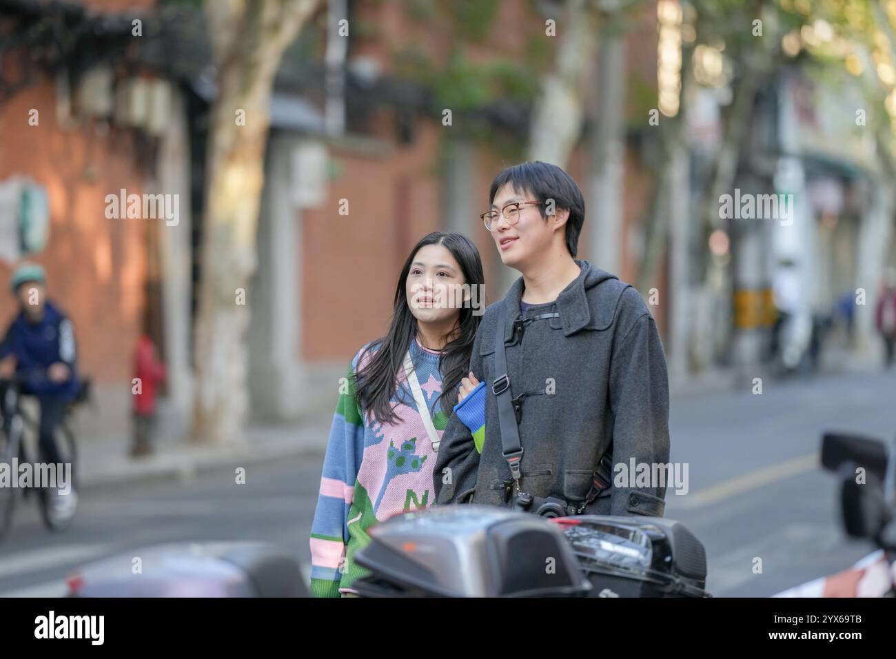 Young asian couple walks hi-res stock photography and images - Alamy