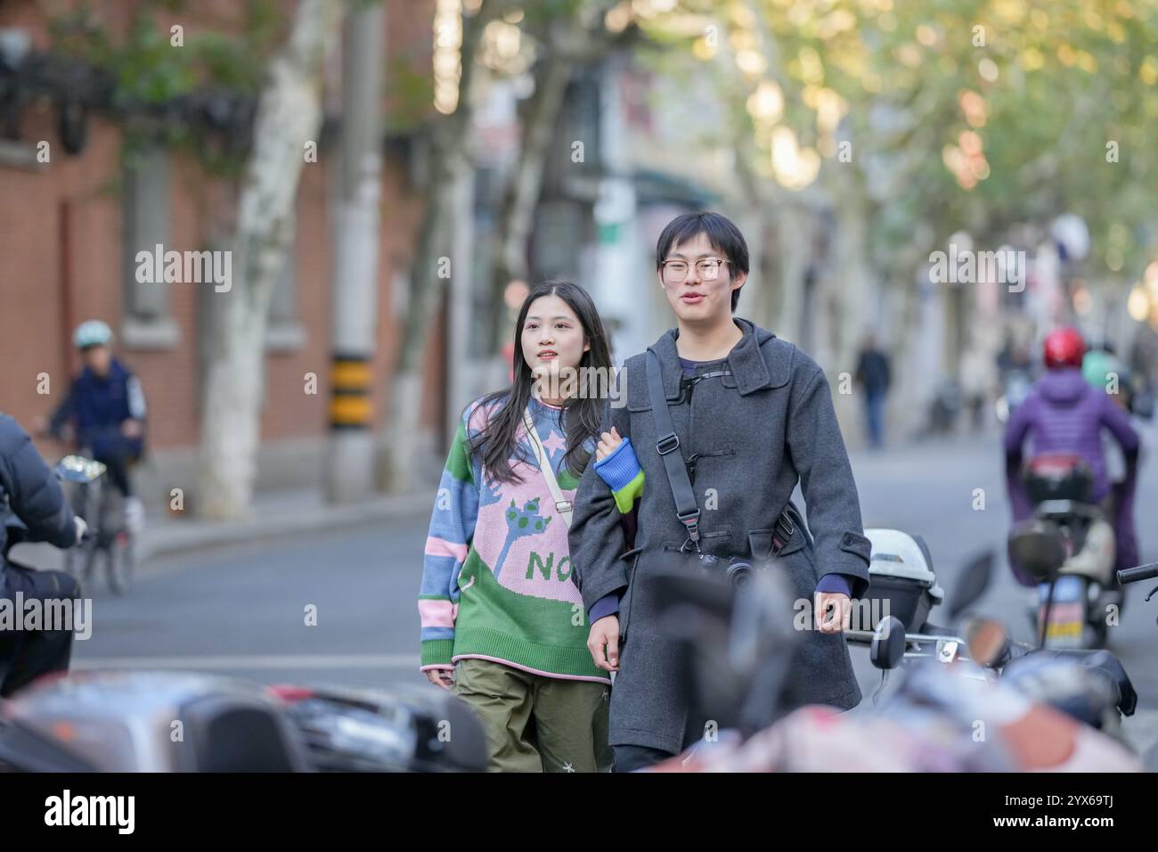 Young asian couple walks hi-res stock photography and images - Alamy