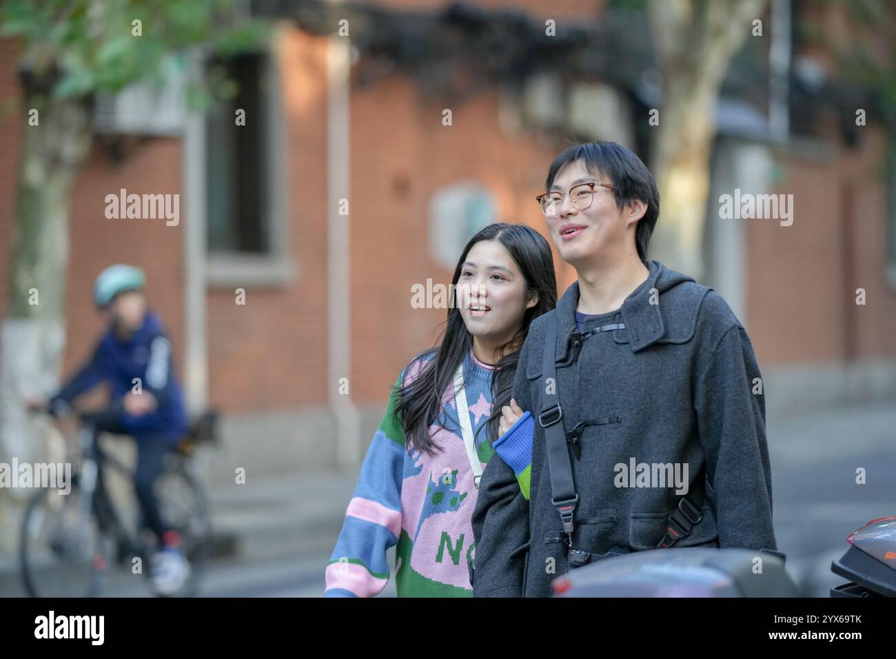 Young asian couple walks hi-res stock photography and images - Alamy