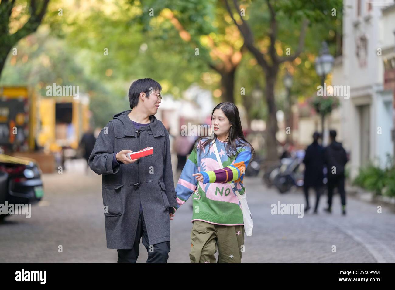 Young asian couple walks hi-res stock photography and images - Alamy