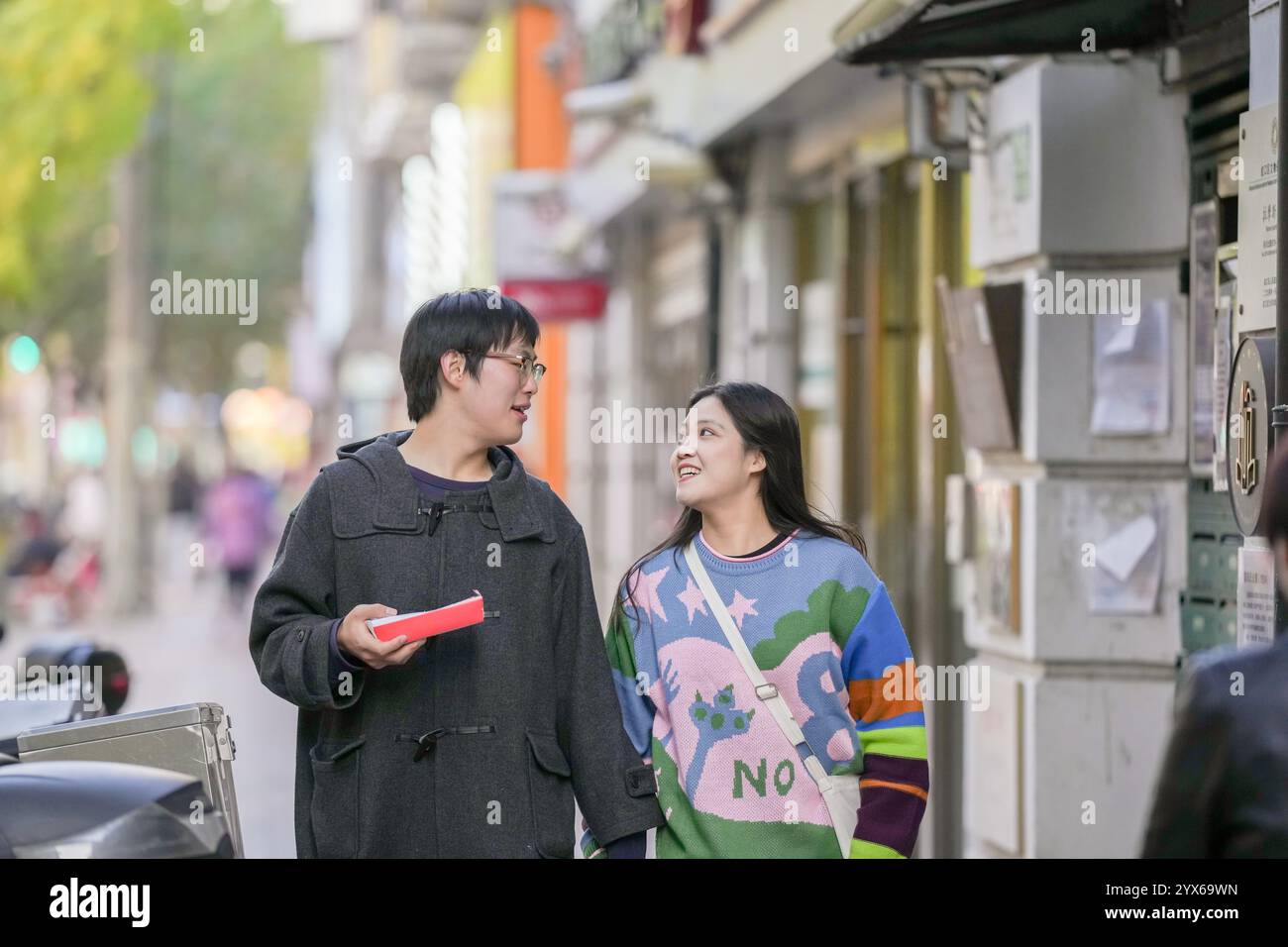 Young asian couple walks hi-res stock photography and images - Alamy
