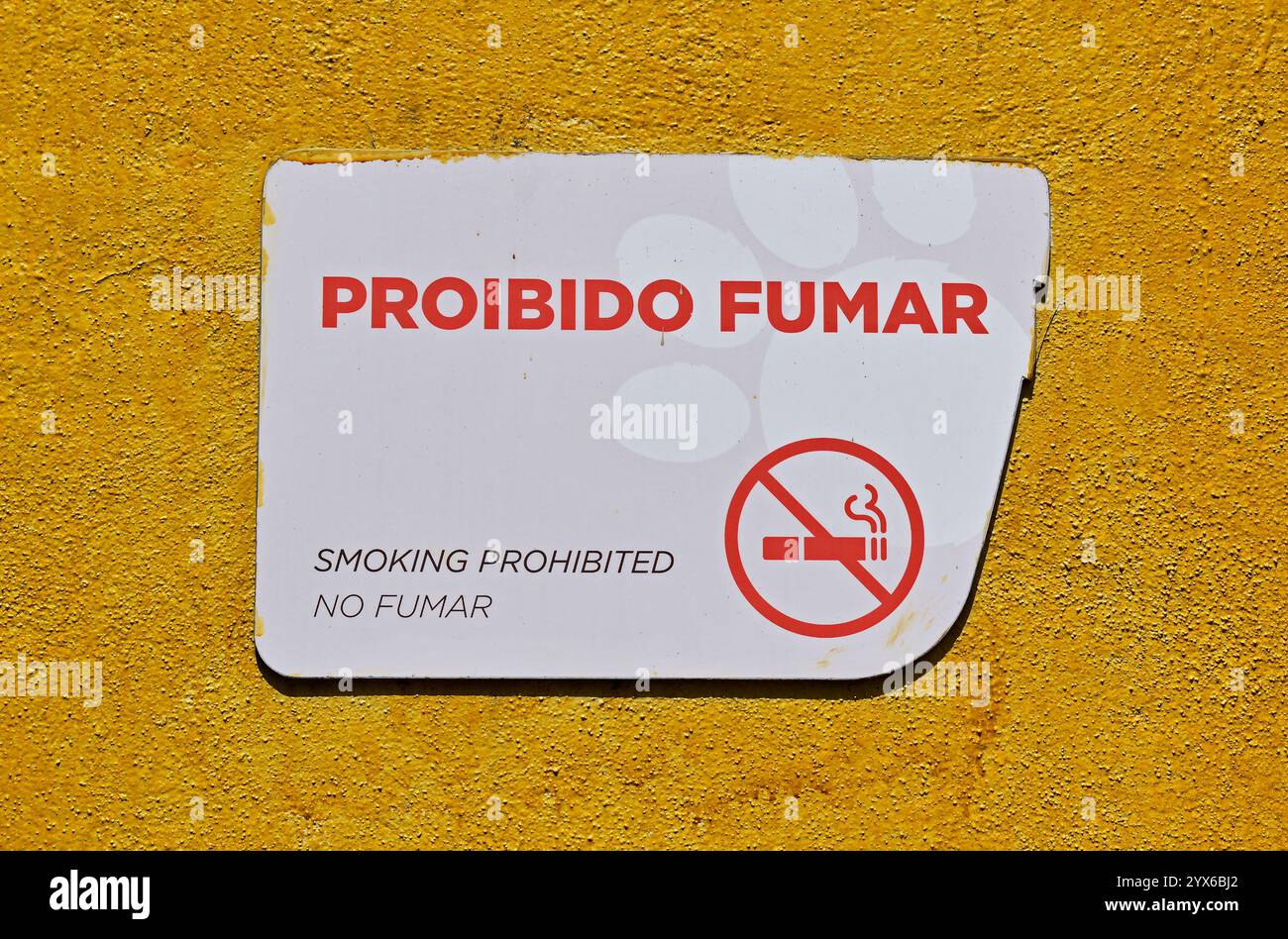 Yellow wall with sign reading: no smoking Stock Photo - Alamy