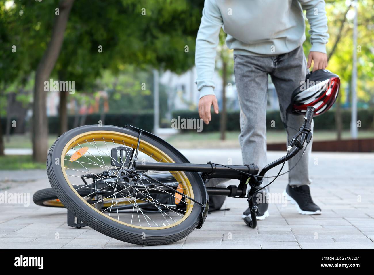 Rider falling off bike hi-res stock photography and images - Alamy