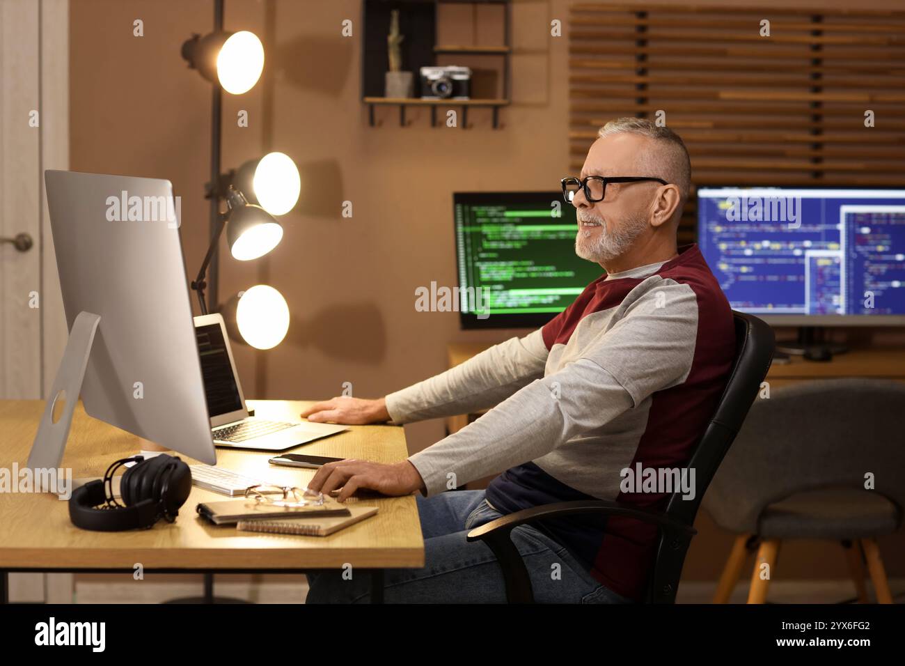 Mature programmer working old hi-res stock photography and images - Alamy