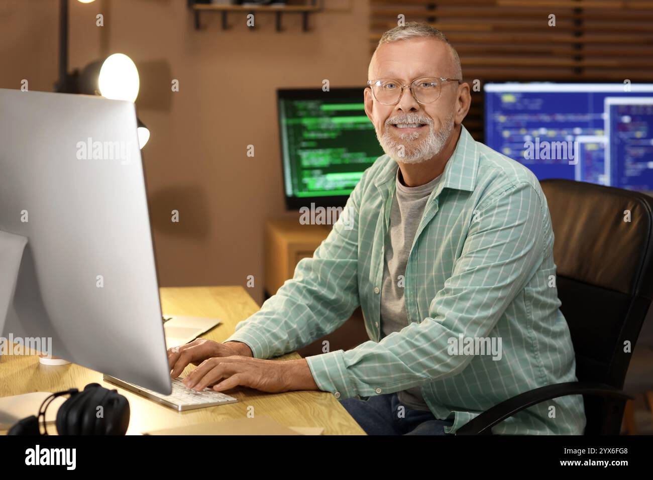 Portrait mature computer programmer hi-res stock photography and images ...