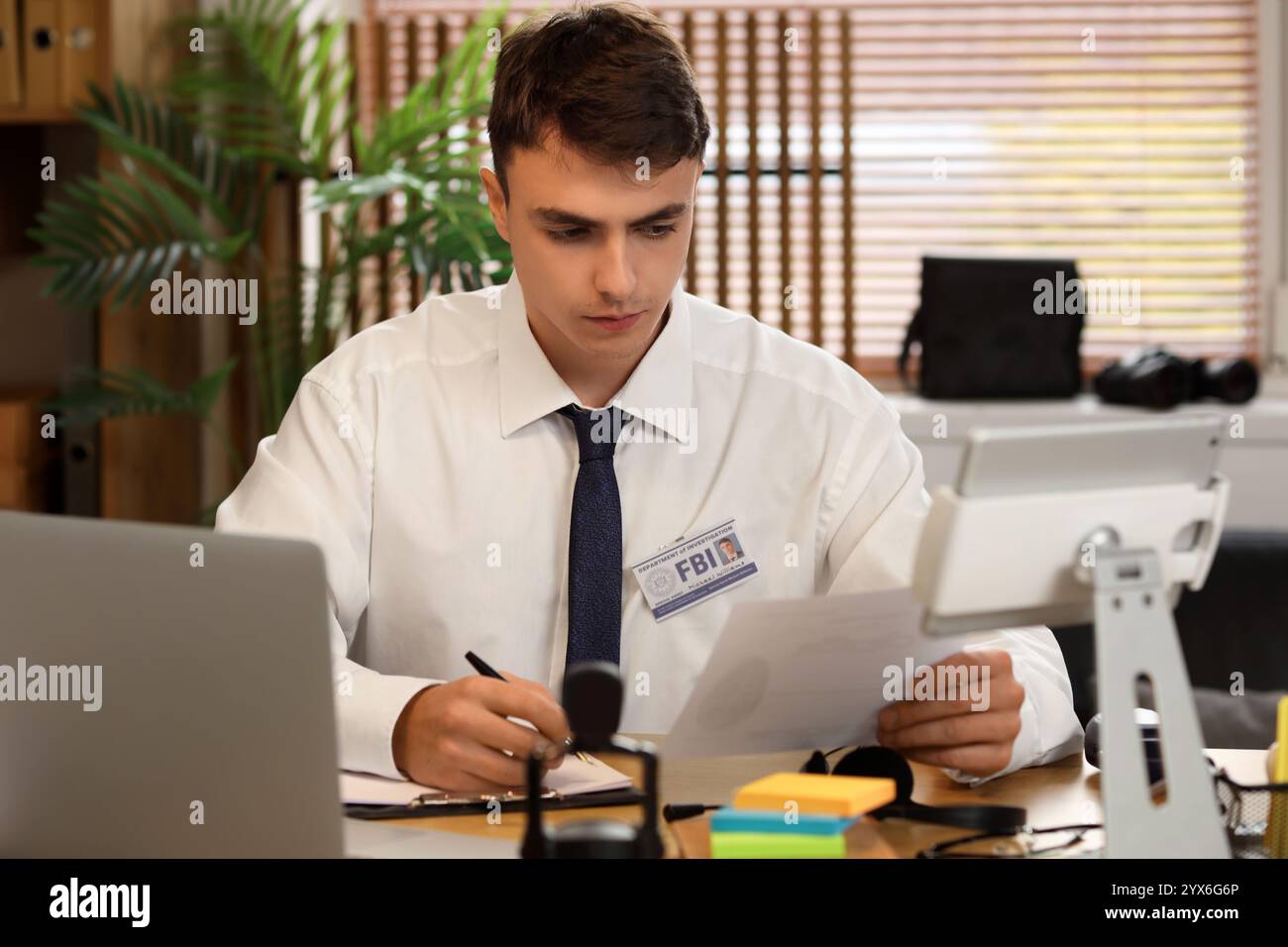 Fbi agent working hi-res stock photography and images - Alamy
