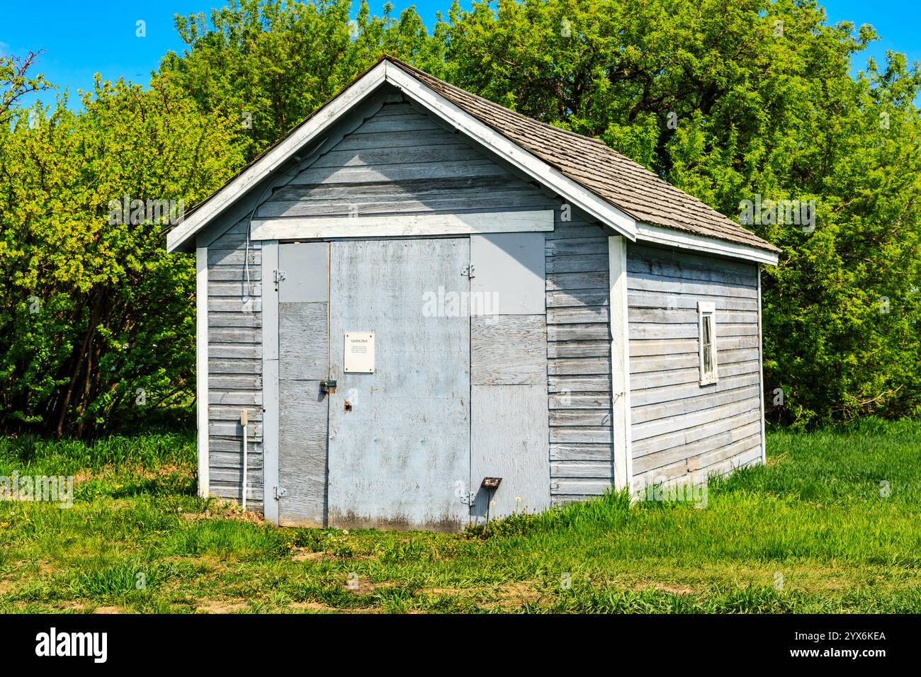 Wooden cabin slanted metal roof hi-res stock photography and images - Alamy