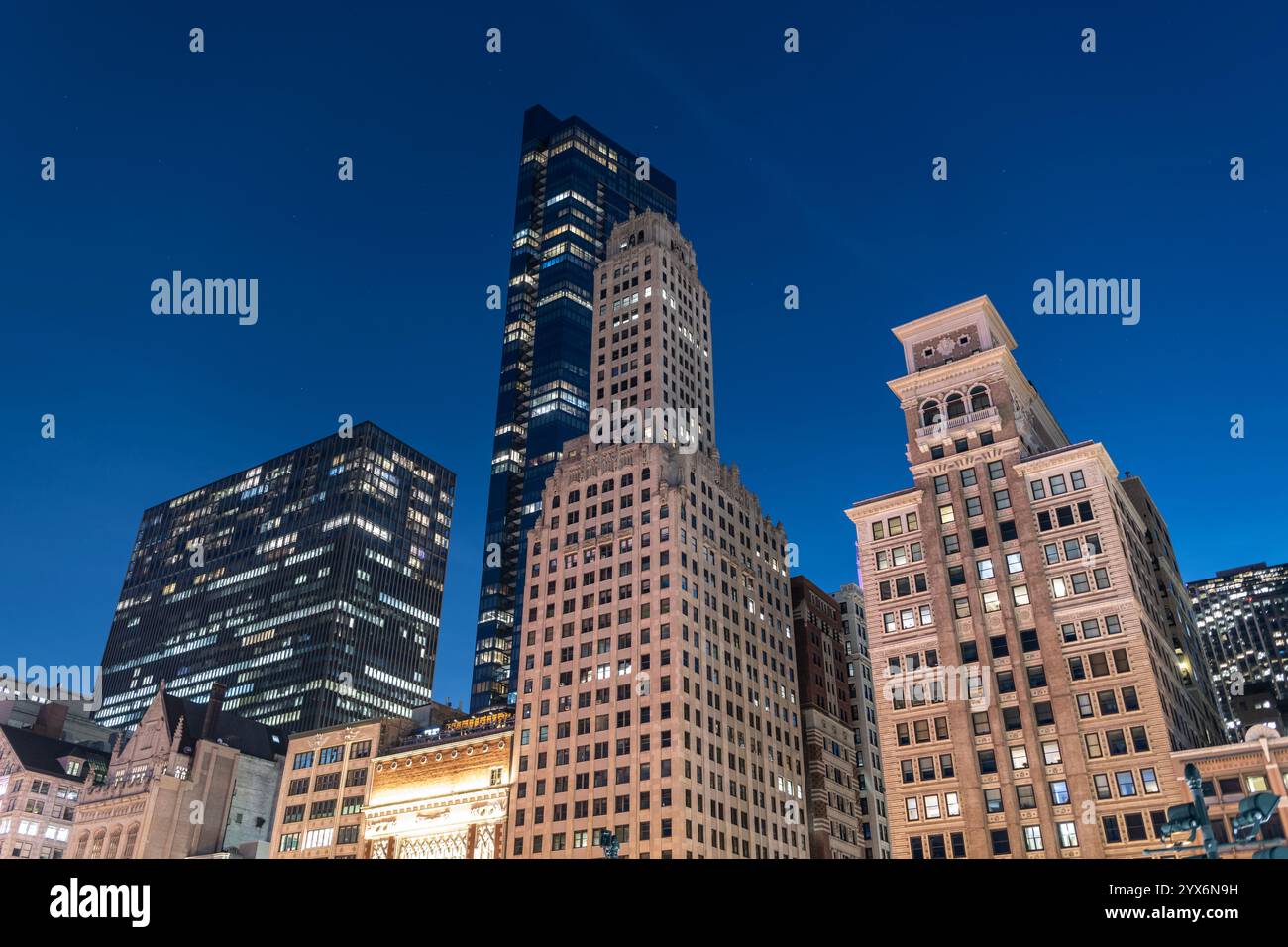 Night cityscape of Chicago skyscraper building. Chicago architecture of ...