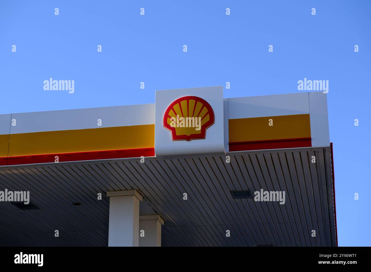 Shell company brand logo at gas station Stock Photo - Alamy