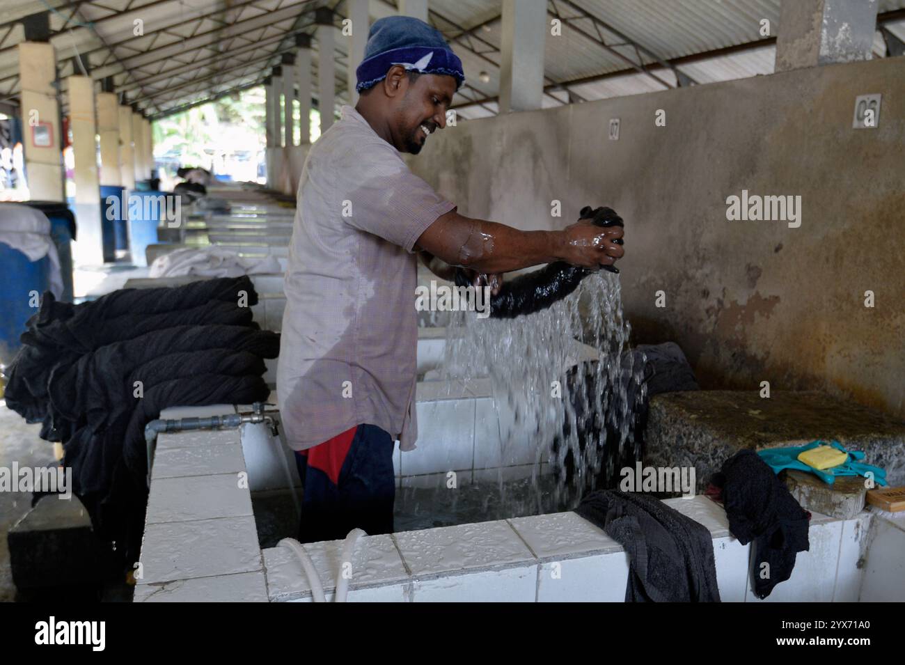 (241214) -- COLOMBO, Dec. 14, 2024 (Xinhua) -- A laundry worker works ...