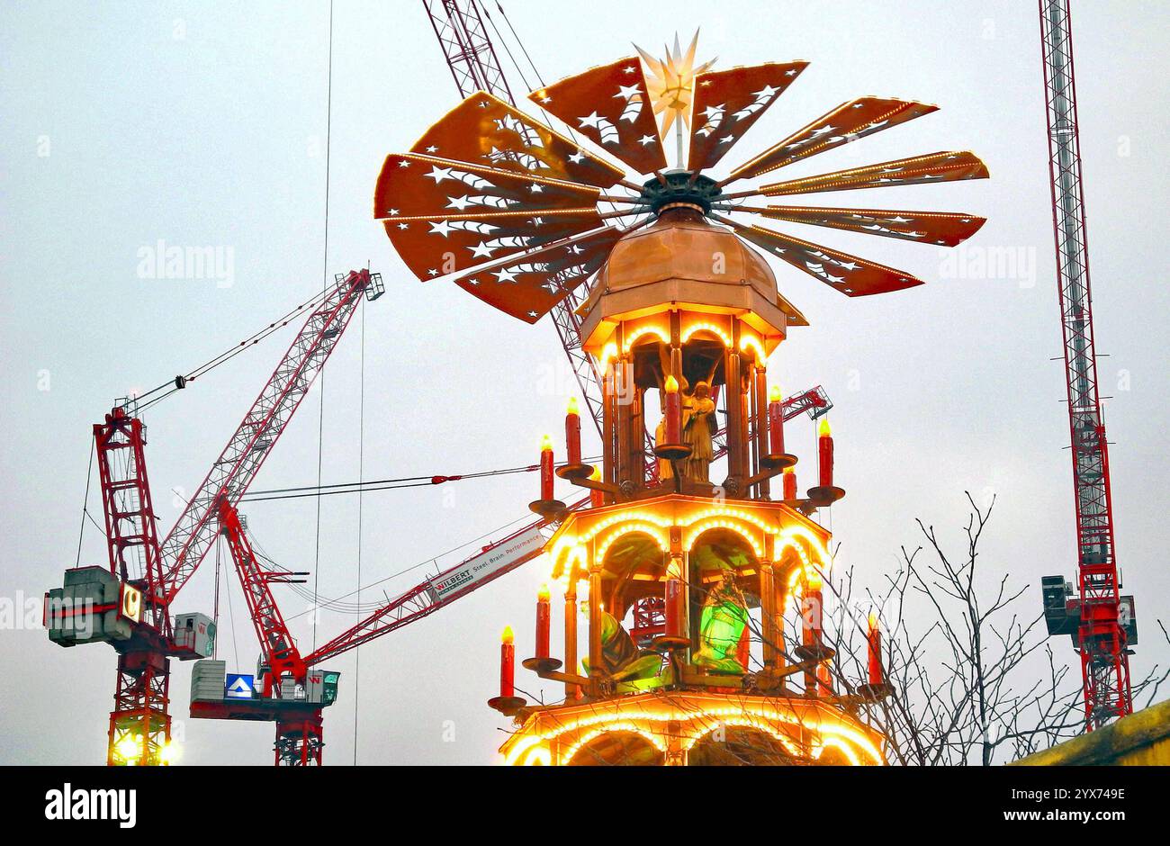 Pyramide und Kran-Ballett *** Pyramid and crane ballet Stock Photo - Alamy