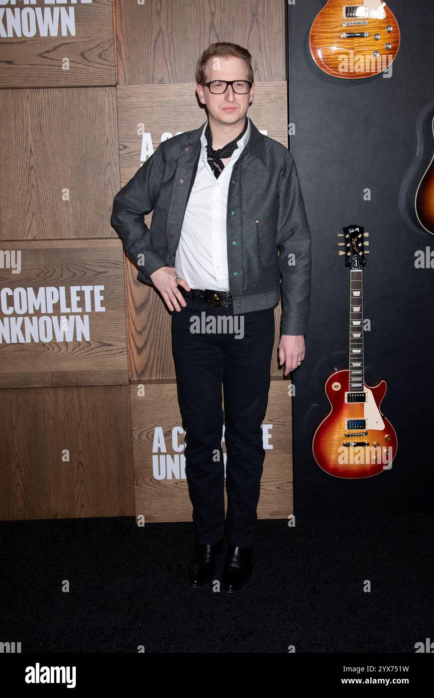 James Austin Johnson bei der Premiere des Kinofilms A Complete Unknown ...