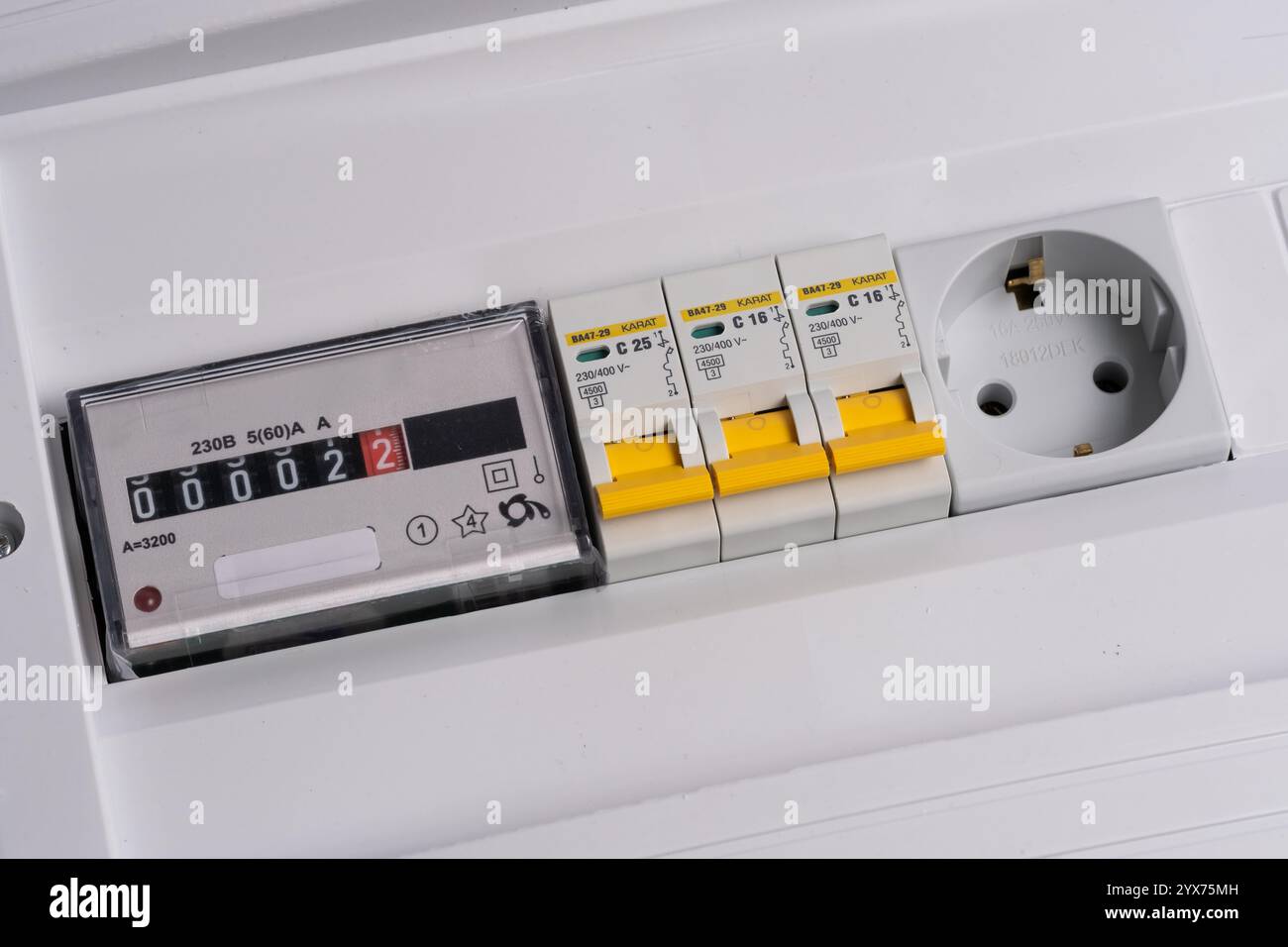 Electricity meter and automatic disconnection machines with an outlet ...