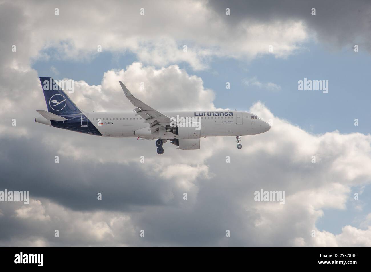 Lufthansa Airbus A320 London Heathrow Stock Photo - Alamy