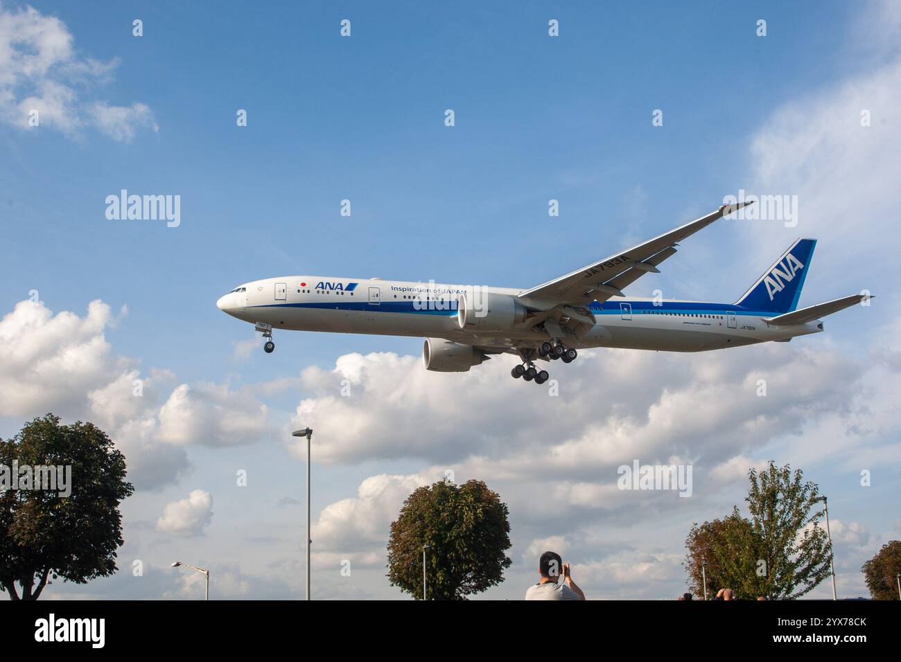 Etihad boeing 777 aircraft hi-res stock photography and images - Alamy