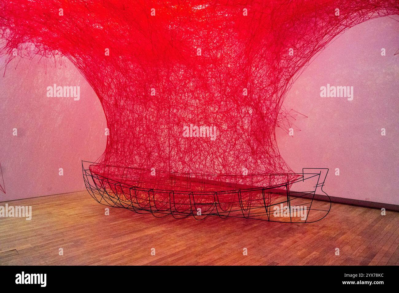 le Grand Palais sur le fil de Chiharu Shiota Stock Photo - Alamy