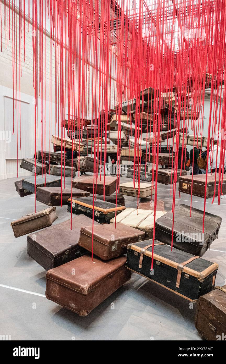 le Grand Palais sur le fil de Chiharu Shiota Stock Photo - Alamy