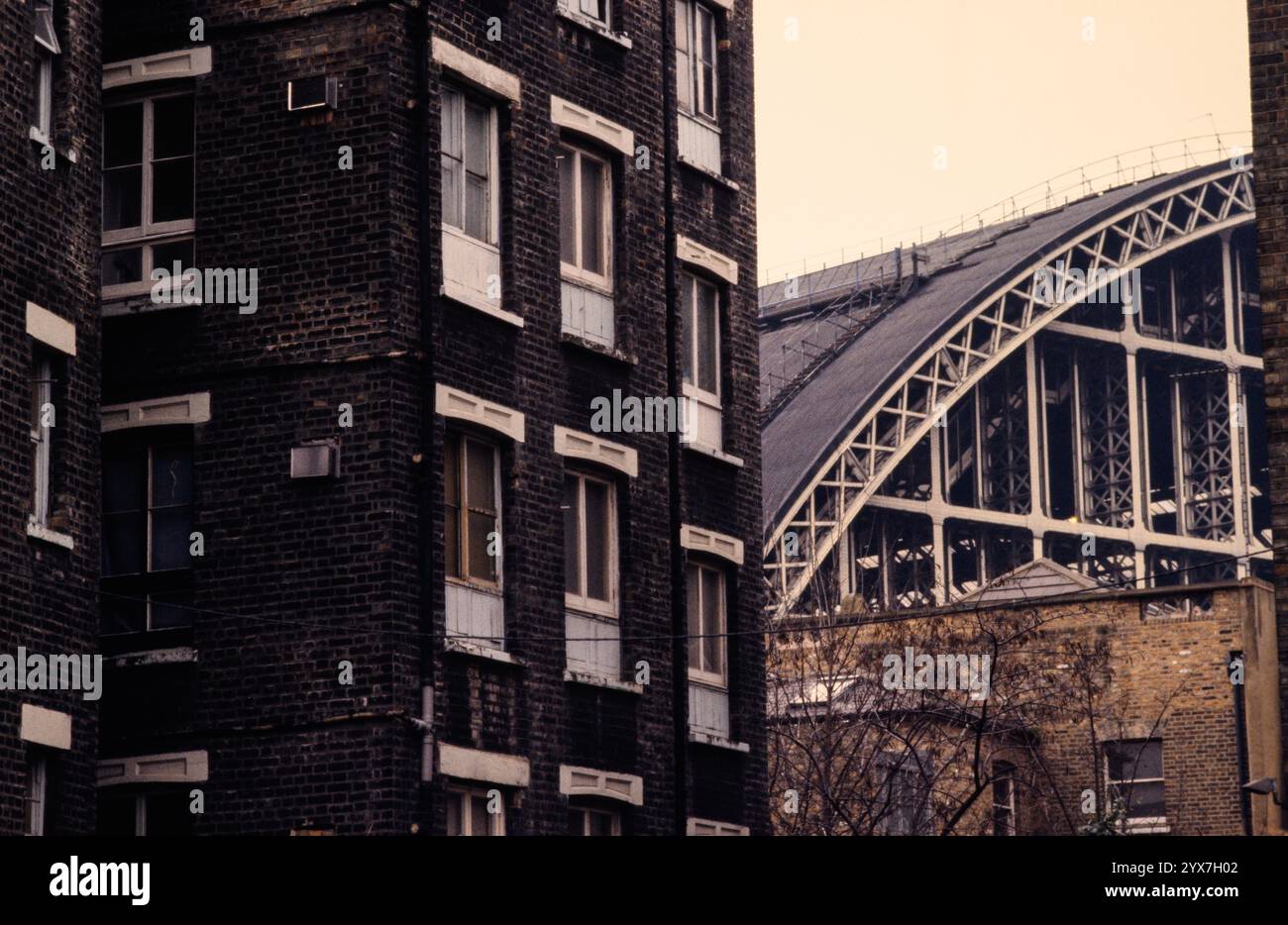 Stanley Buildings, Kings Cross with the arch of St. Pancras station in ...