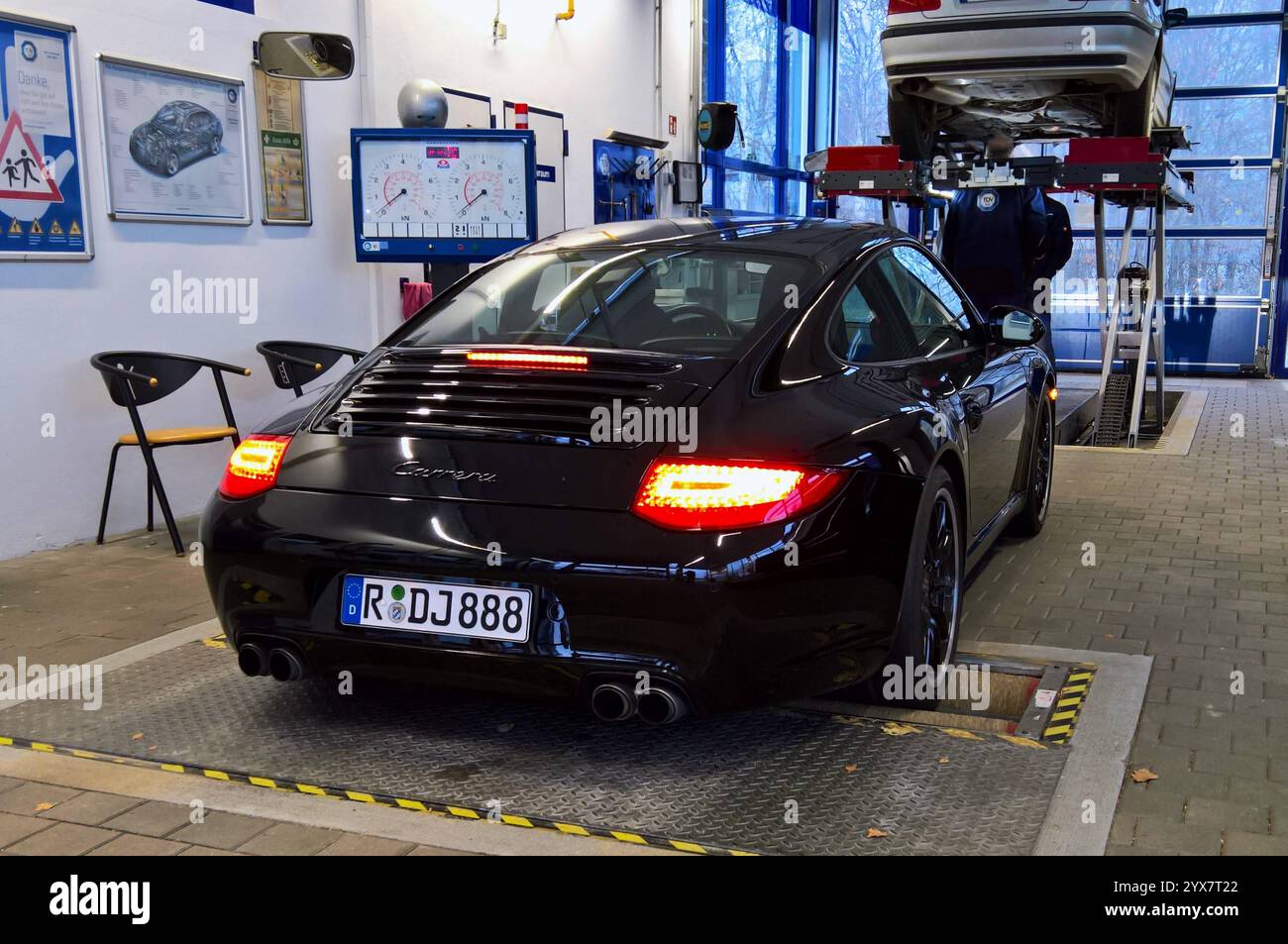 HU bzw Hauptuntersuchung beim TÜV. Ein KFZ - Porsche 911 Carrera am Bremsen-Prüfstand *** HU or ...