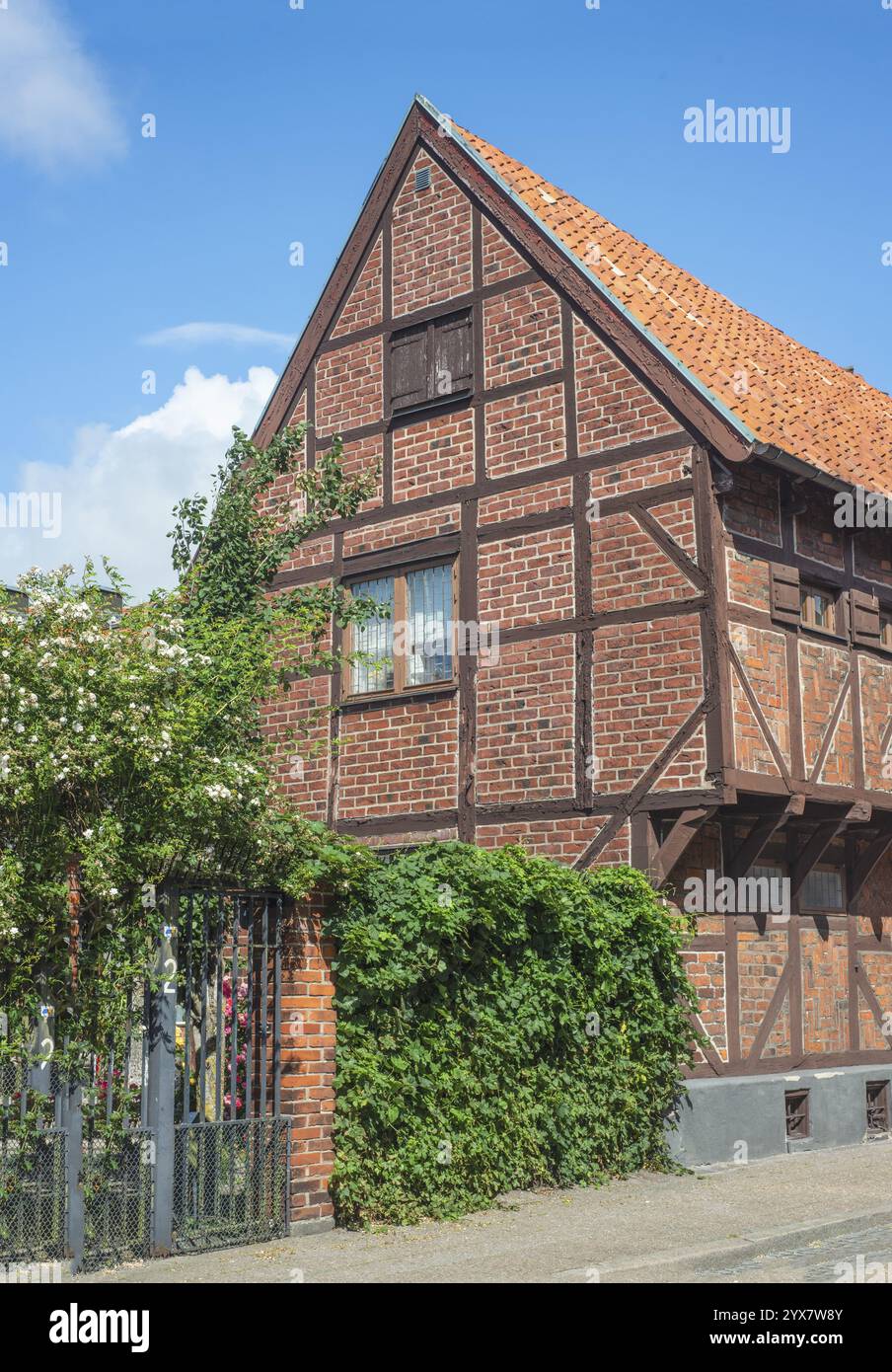 Timber framed building 17th century hi-res stock photography and images ...