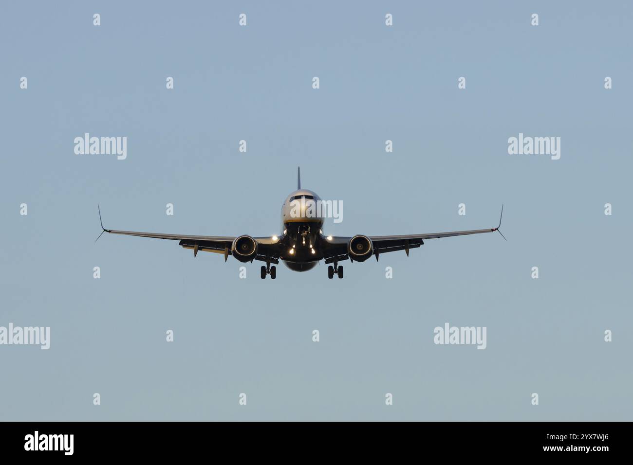 Jet passenger airplane flies approaching hi-res stock photography and ...