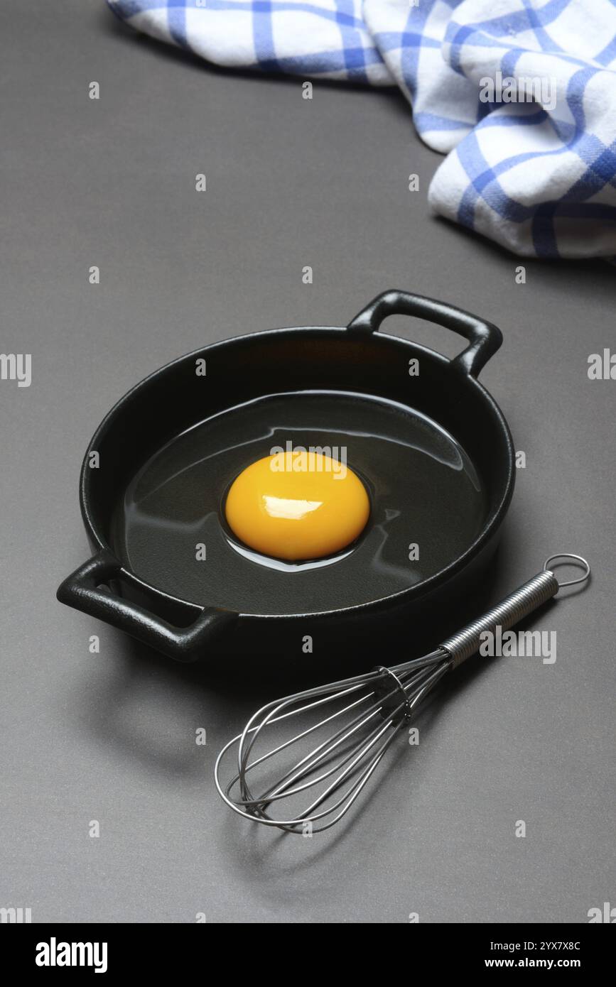 Cracked egg in a pan, hen's egg Stock Photo - Alamy