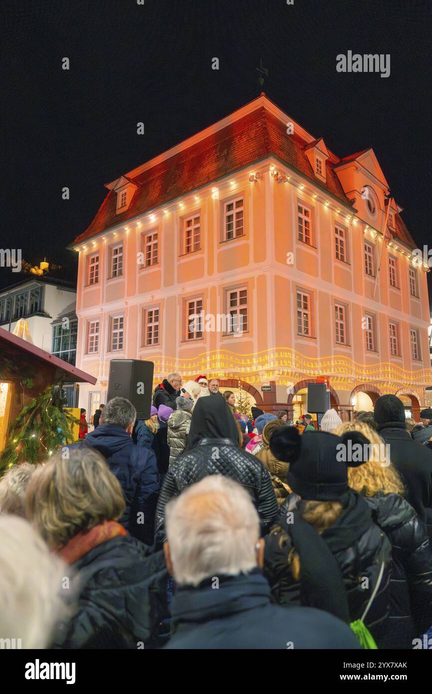 Crowd surrounded buildings night hi-res stock photography and images ...