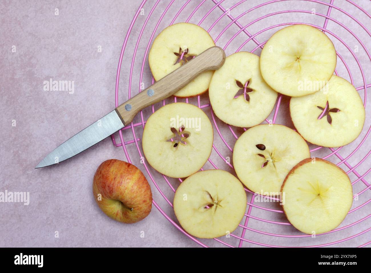 Eats eating apple fruit hi-res stock photography and images - Alamy