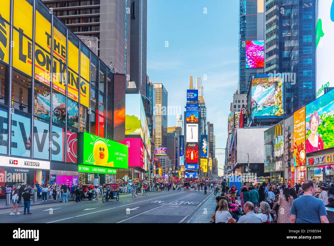Times square billboards 2024 hi-res stock photography and images - Alamy