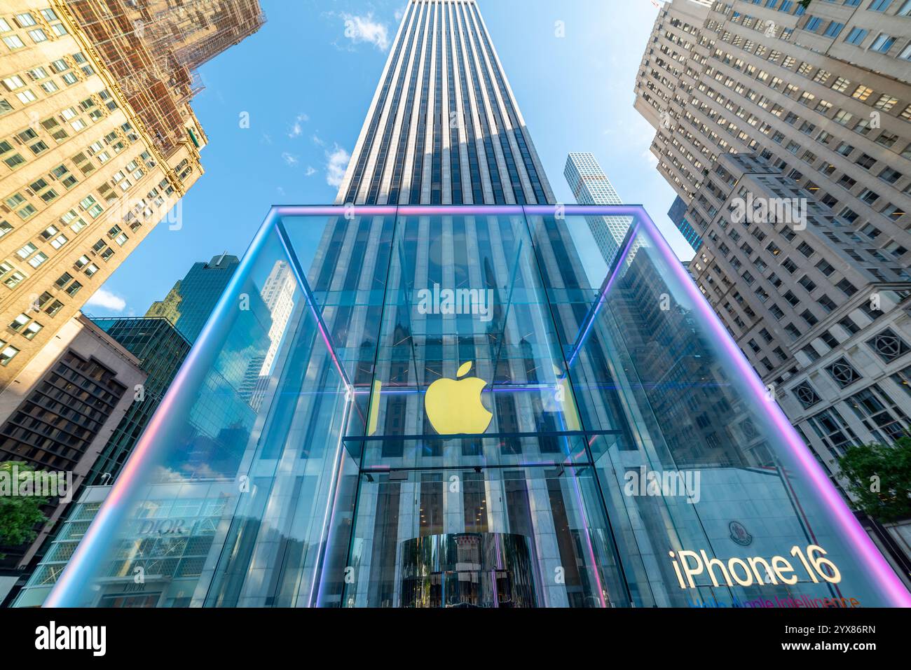 Apple retail store 5th avenue hi-res stock photography and images - Alamy
