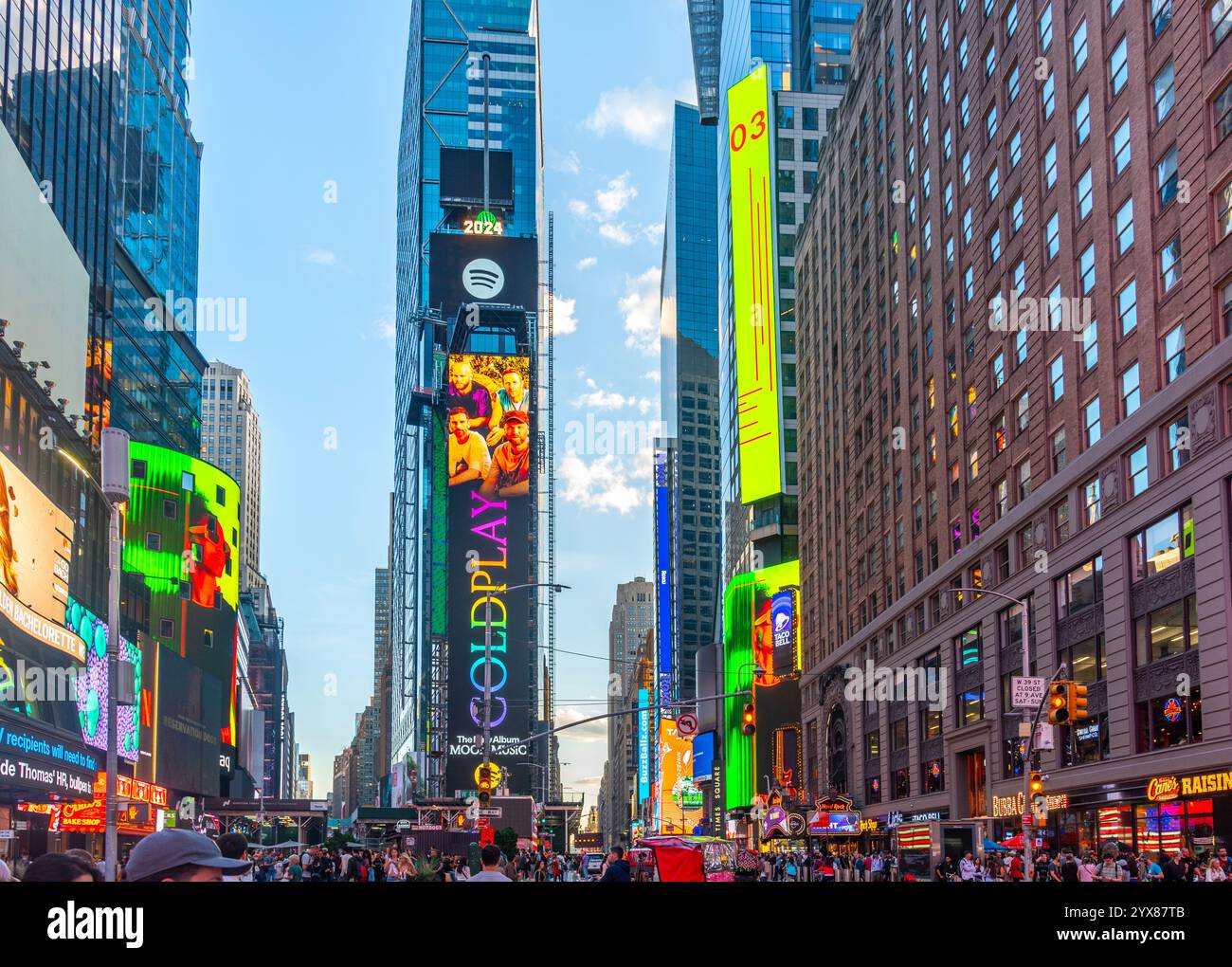 Times square billboards 2024 hi-res stock photography and images - Alamy