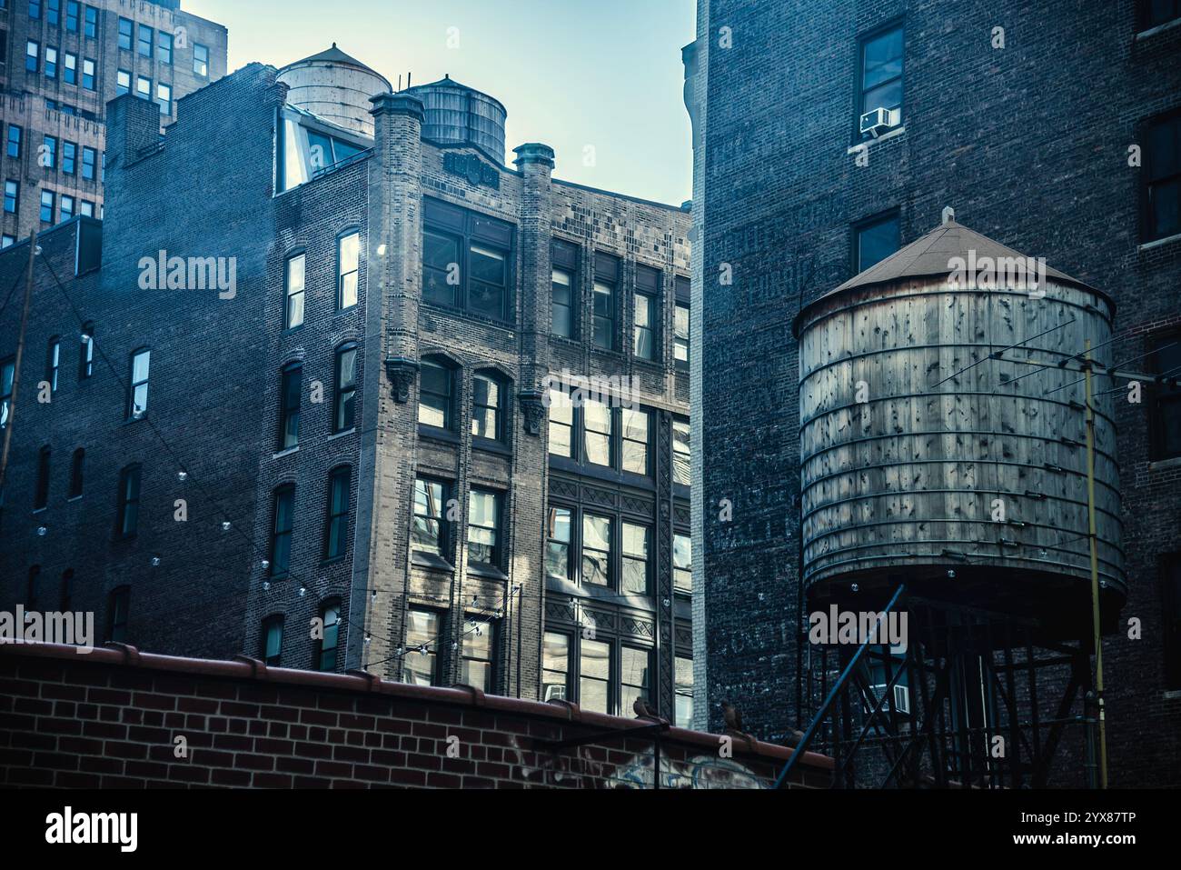 Old water tank in Midtown Manhattan. New York City, USA Stock Photo - Alamy