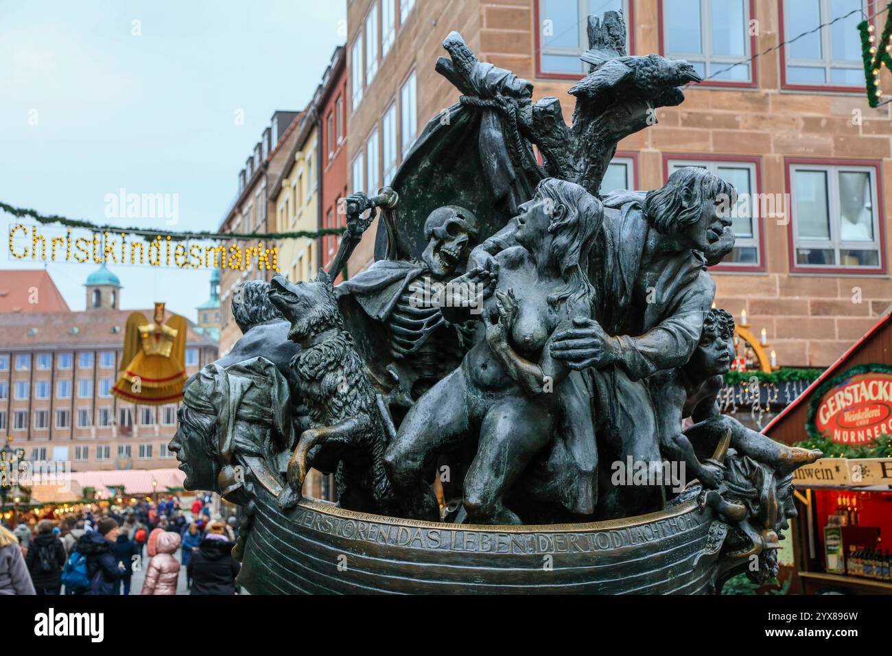 Bronzesstatue Narrenschiff, Eingang Christkindlesmarkt, Nürnberg ...