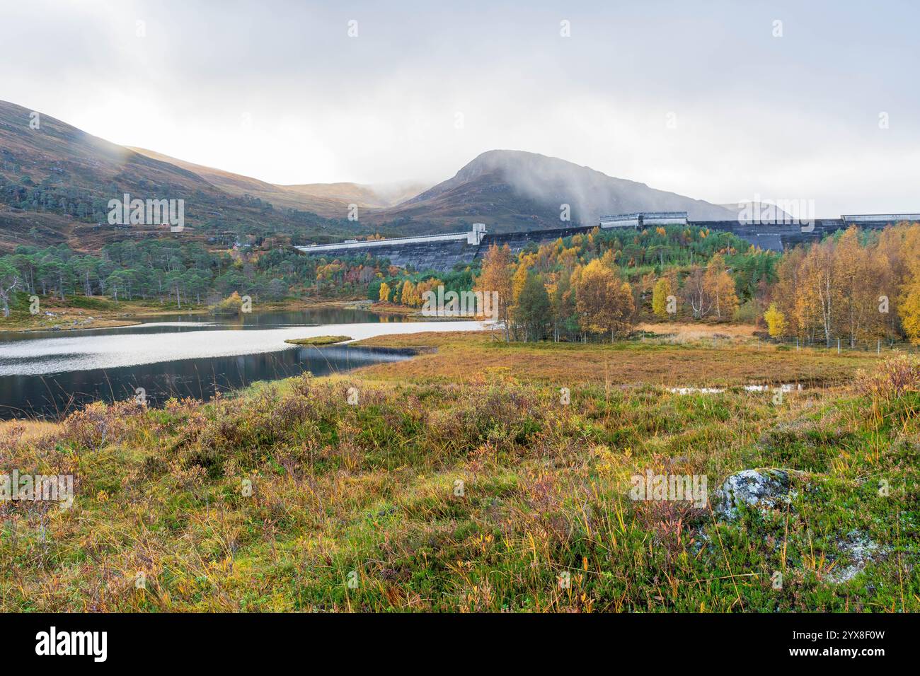 Loch mullardoch dam hi-res stock photography and images - Alamy