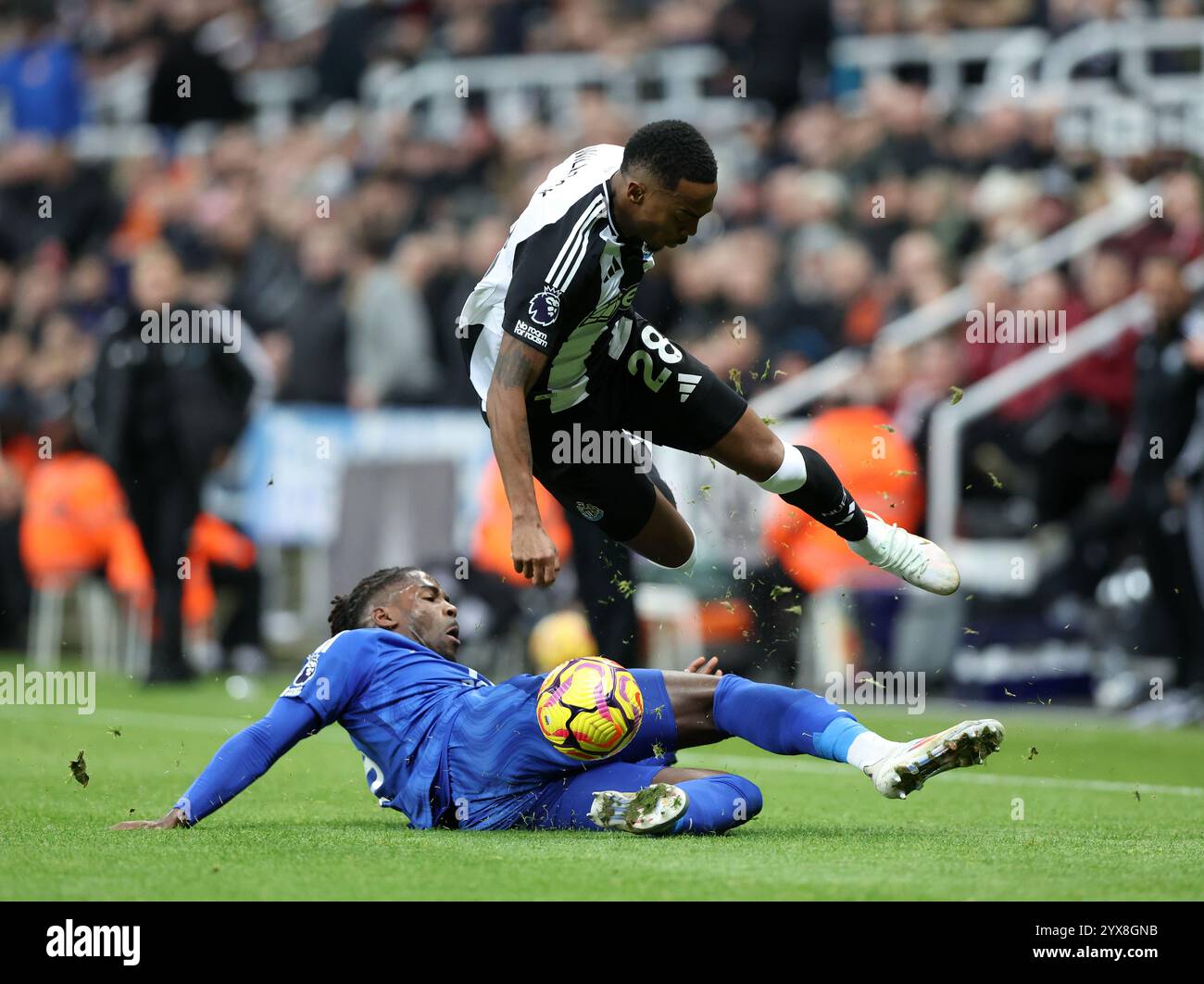Joe willock newcastle united 2024 hi-res stock photography and images ...