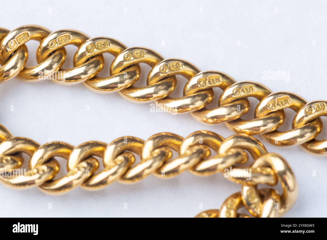 18 carat gold chain hi-res stock photography and images - Alamy