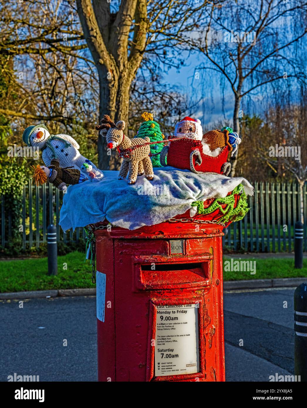 Royal post box toppers hi-res stock photography and images - Alamy