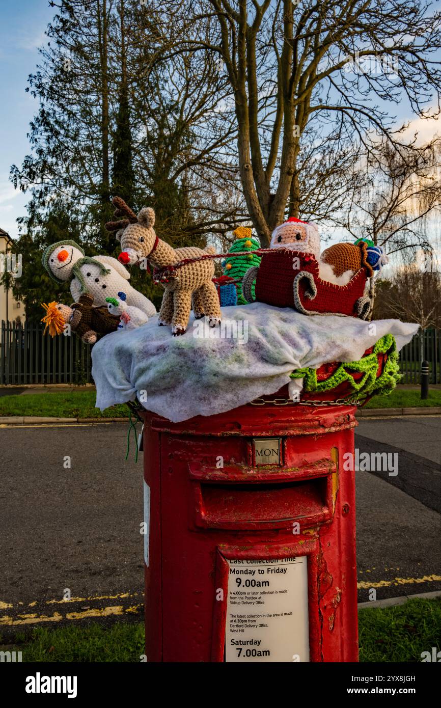Royal post box toppers hi-res stock photography and images - Alamy