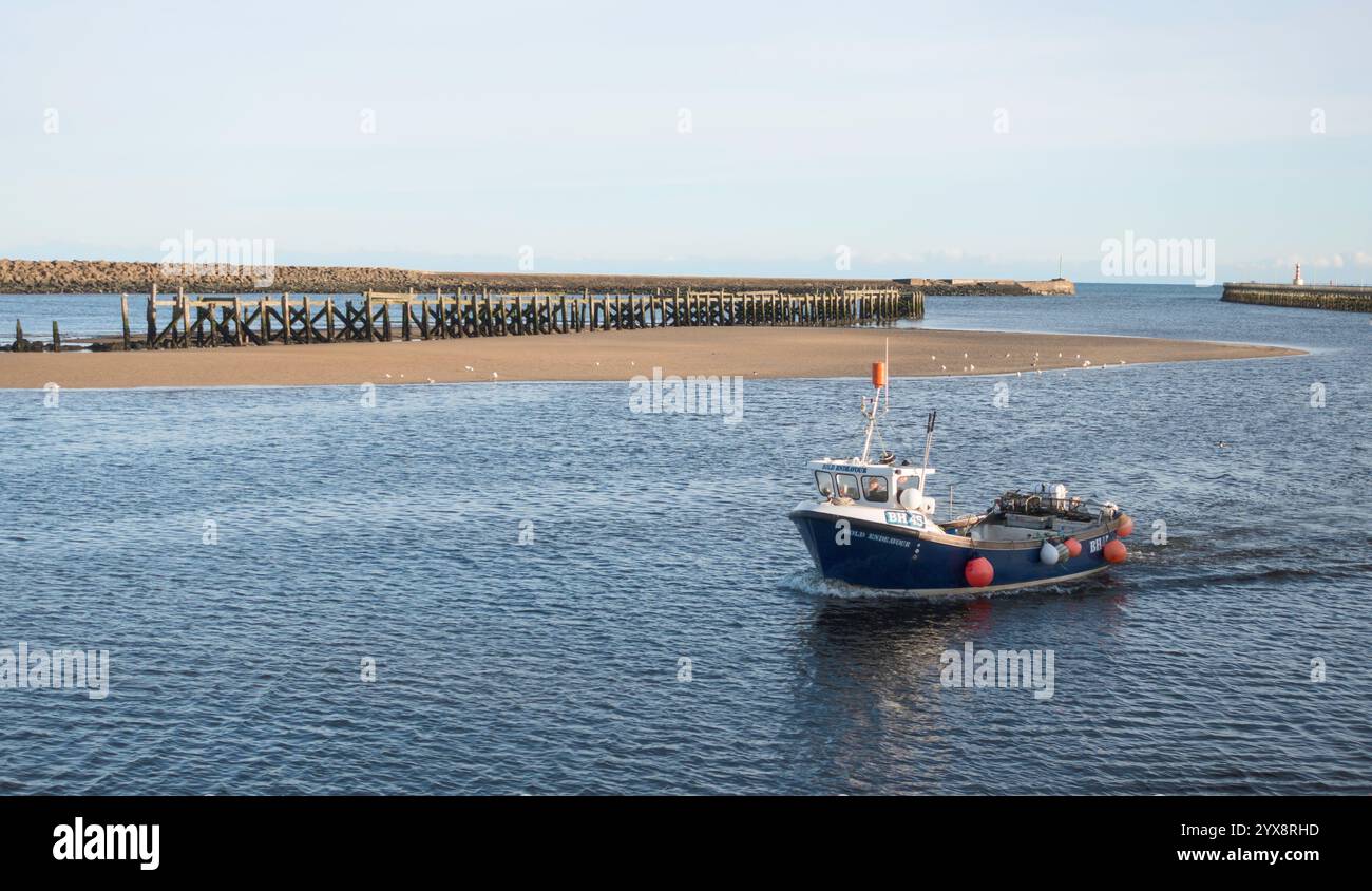 Fishing boat BH 45 Bold Endeavour entering Amble harbour ...