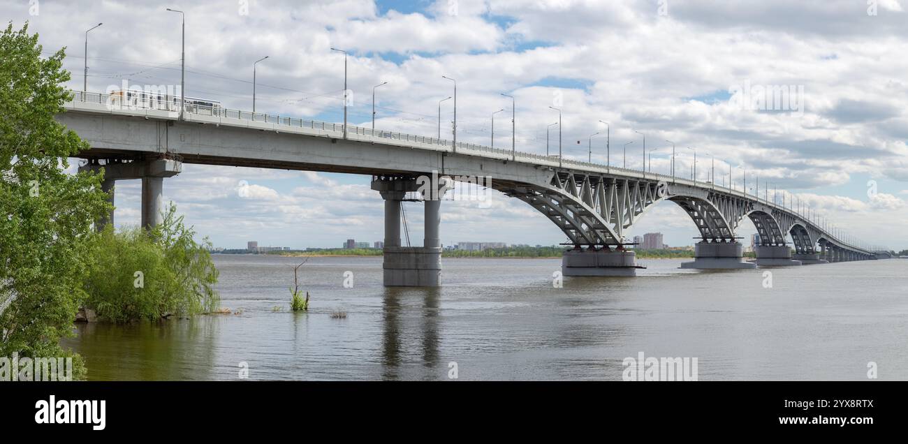 Bridge over the Volga River between the cities of Saratov and Engels ...