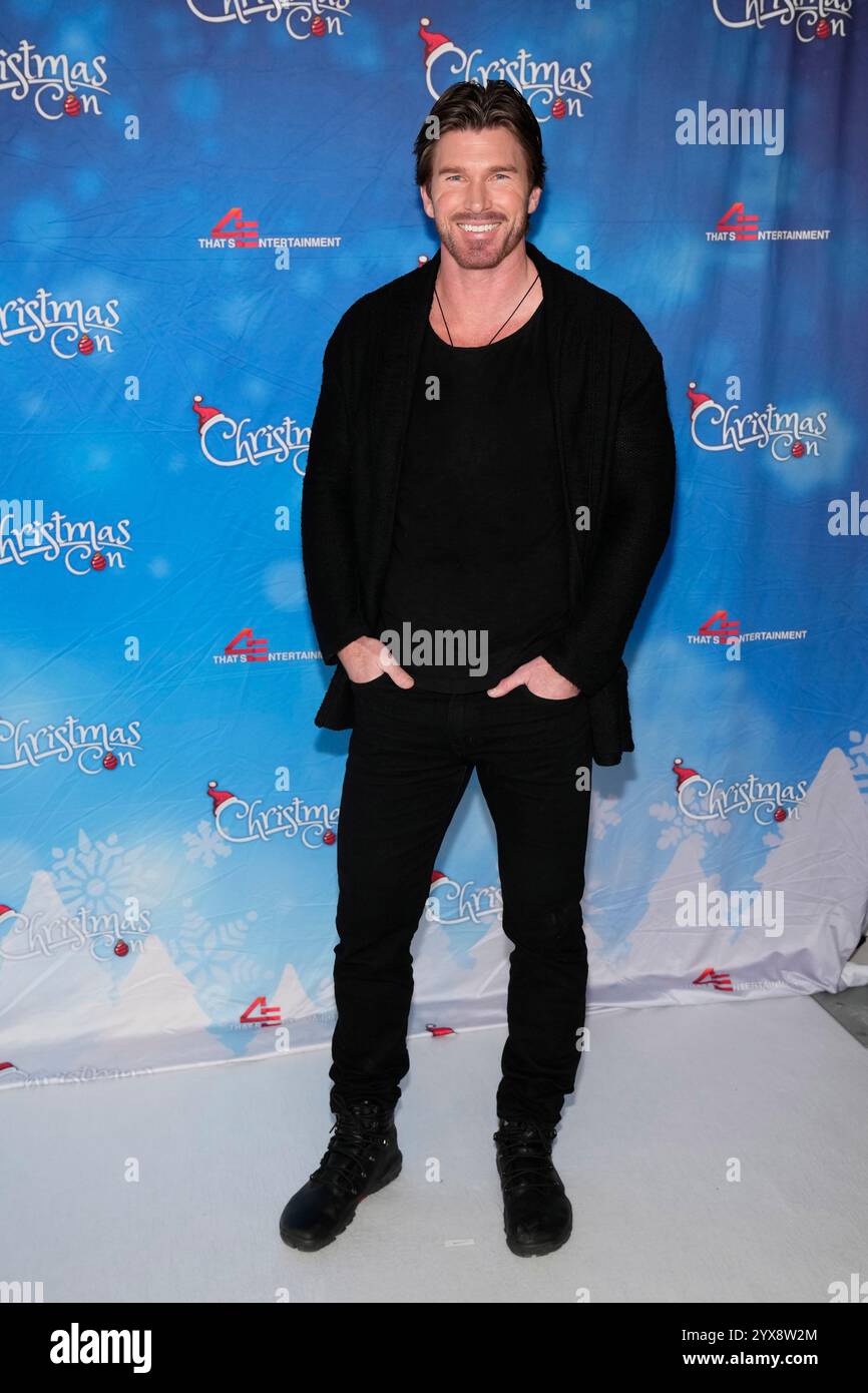 Christopher Russell attends Christmas Con at the New Jersey Convention ...