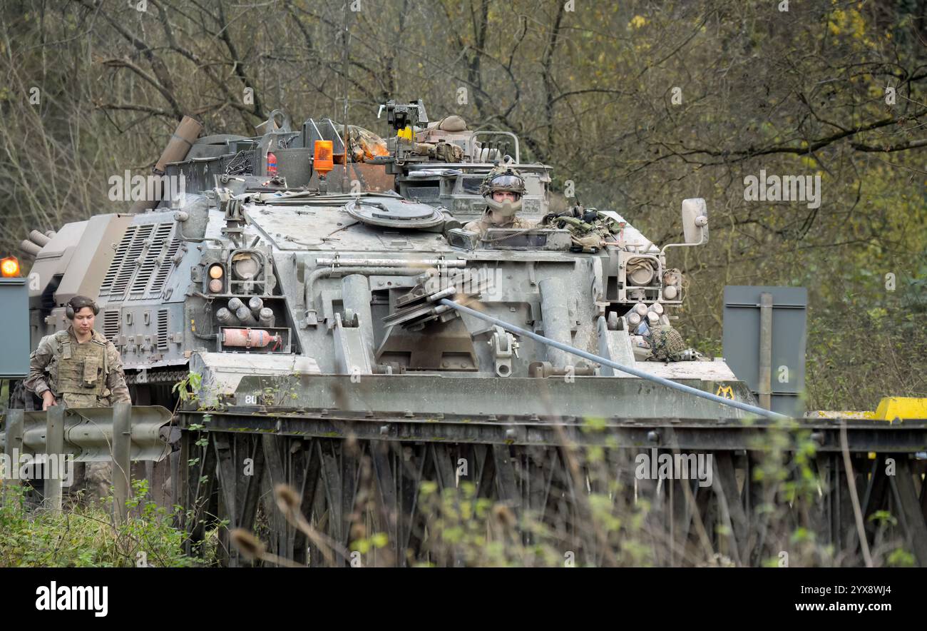 Challenger Armored Repair and Recovery Vehicle (CRARRV) FV4204 winching ...