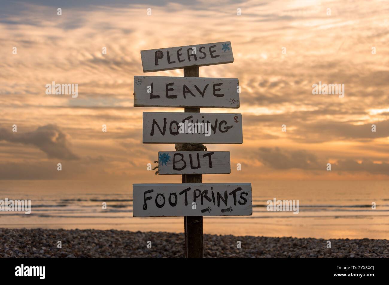 Leave footprints not trash sign hi-res stock photography and images - Alamy